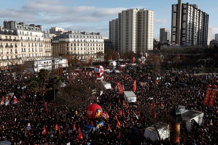 French working people lead the way :: @Revolucion